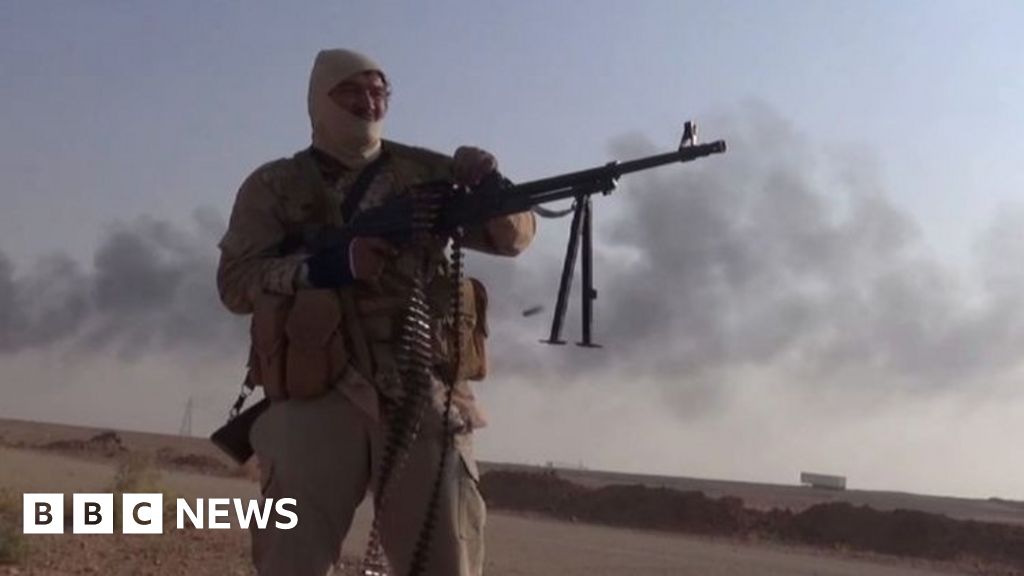 Mosul battle: Four ways IS is fighting back - BBC News