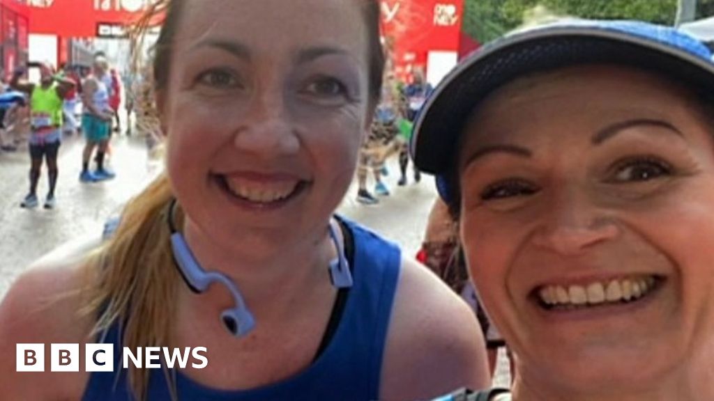 Woman runs London Marathon with broken leg - BBC News