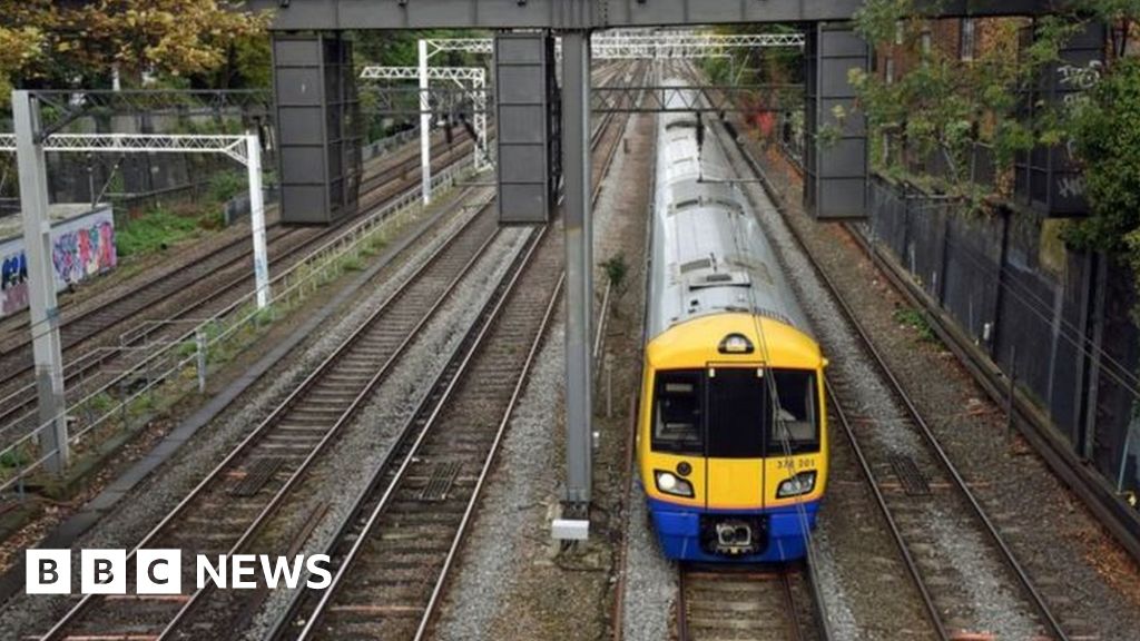 Unions fight London Overground 'ticket office closures' - BBC News