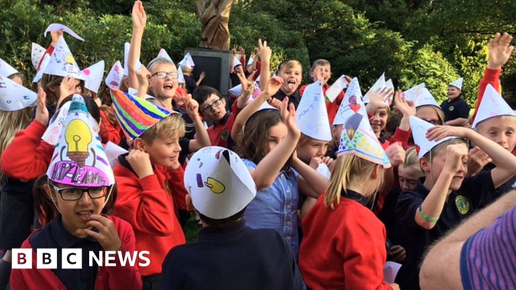 In pictures: Duns pupils don dunce's caps - BBC News
