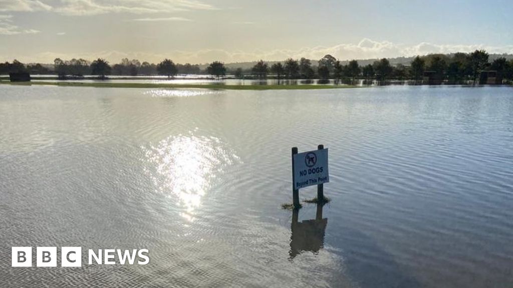 Ilchester: Flood clean-up continues after Storm Ciarán - BBC News