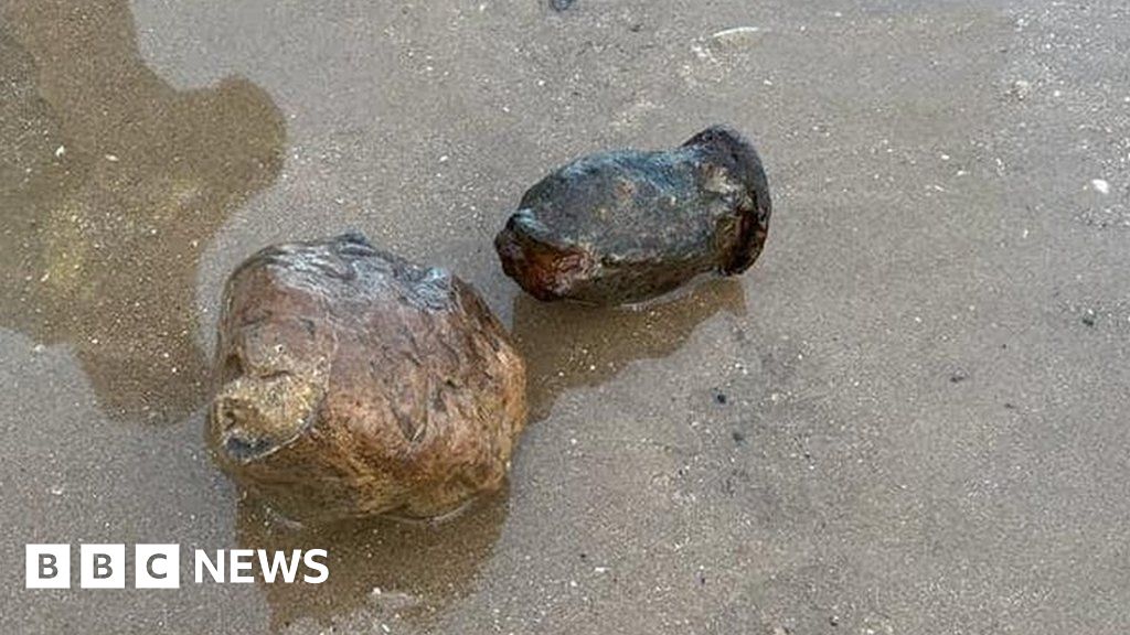 Essex: Explosive detonated on Little Oakley beach - BBC News
