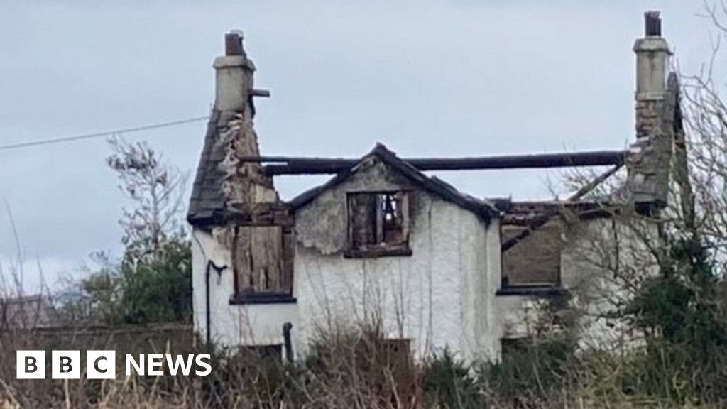 Anglesey: Fire destroys Brynsiencyn house in early hours