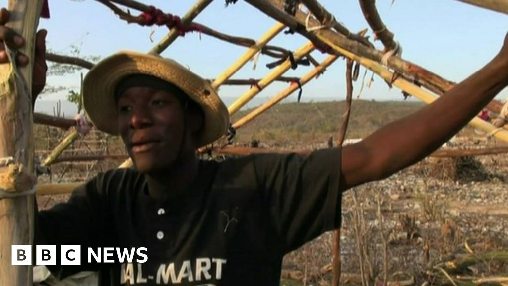 Refugees set up camp on the Haiti-Dominican border - BBC News