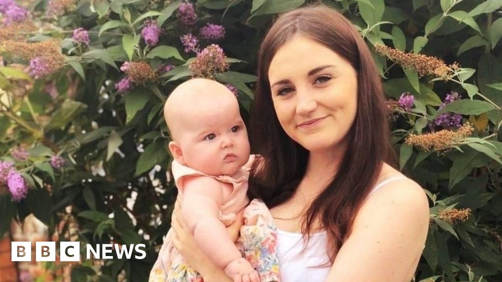 Skin cancer: Woman, 24, given terminal diagnosis - BBC News