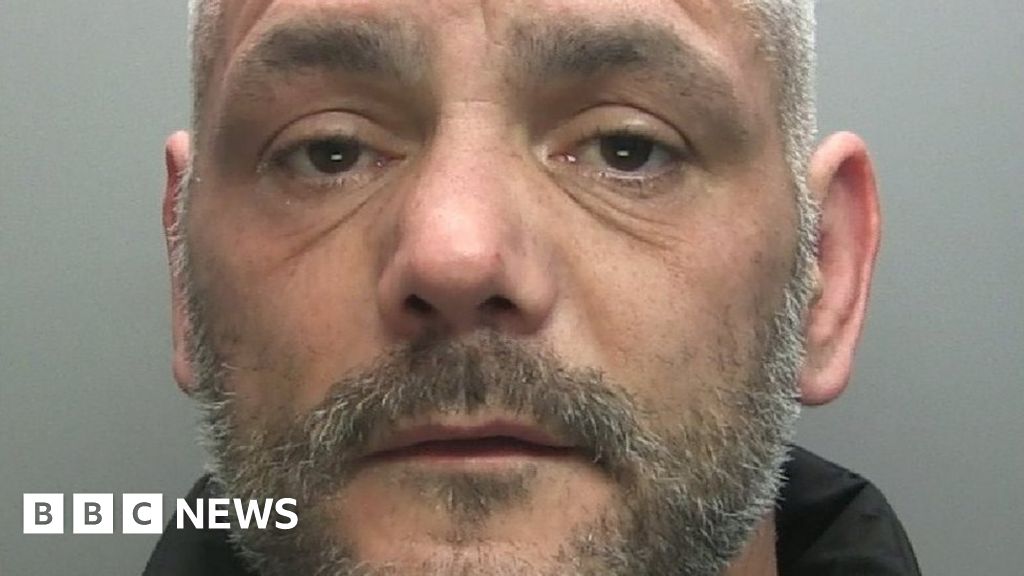 Lee Christopher Cooney jailed for three-vehicle crash - BBC News