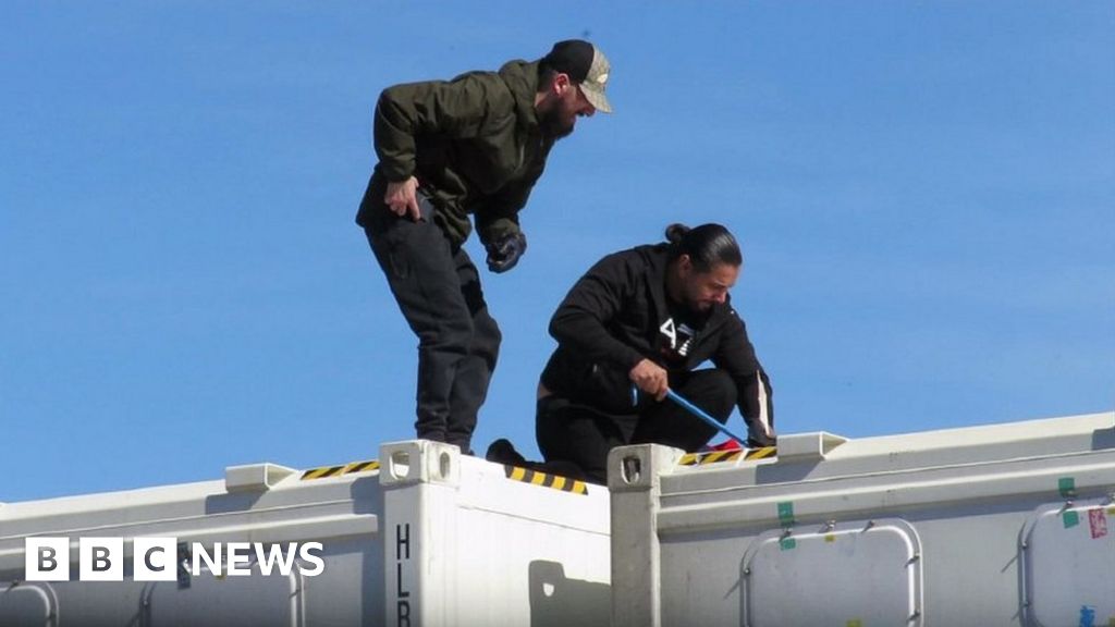 Smugglers who hid £11m of cocaine in bananas shipment jailed - BBC News