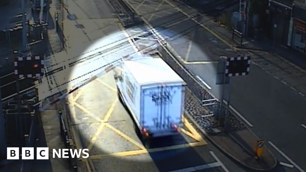Van crashes through level crossing barrier in Berkshire - BBC News