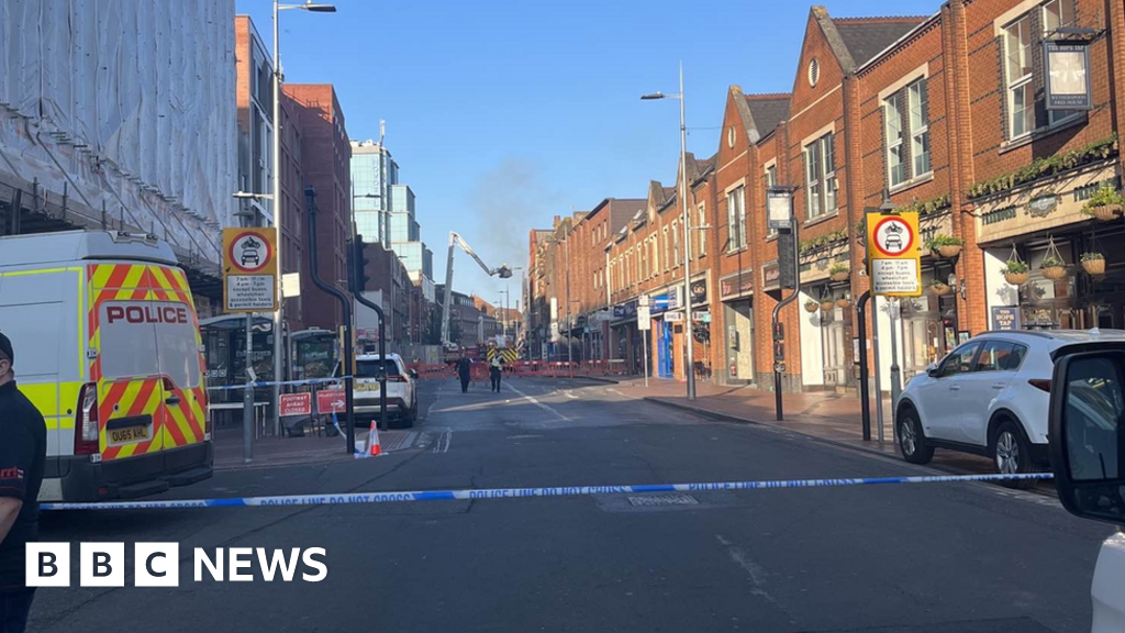 Reading fire: Friar Street closed as crews tackle building blaze - BBC News