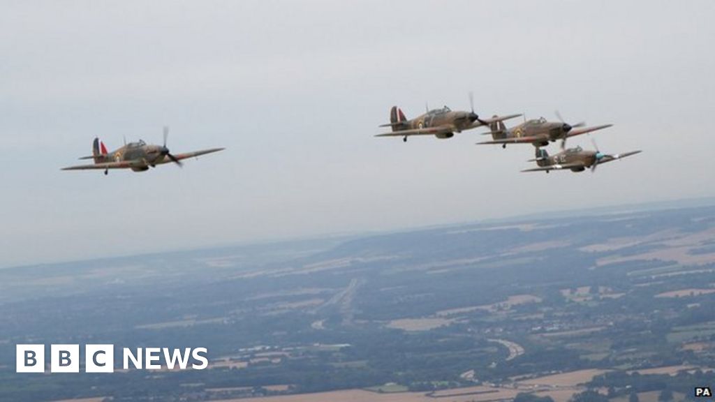 WW2 aircraft in Battle of Britain flypast - BBC News