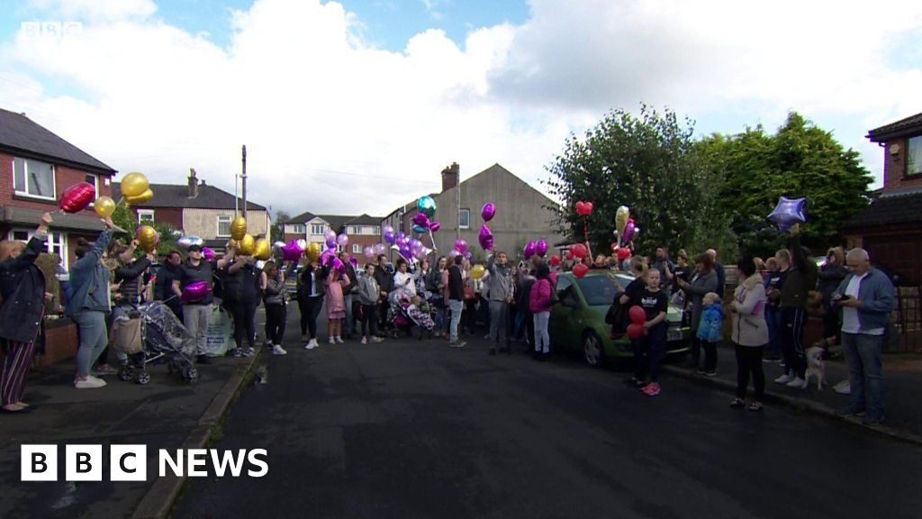 Walkden fire: Balloons released for arson death victim Michelle Pearson ...