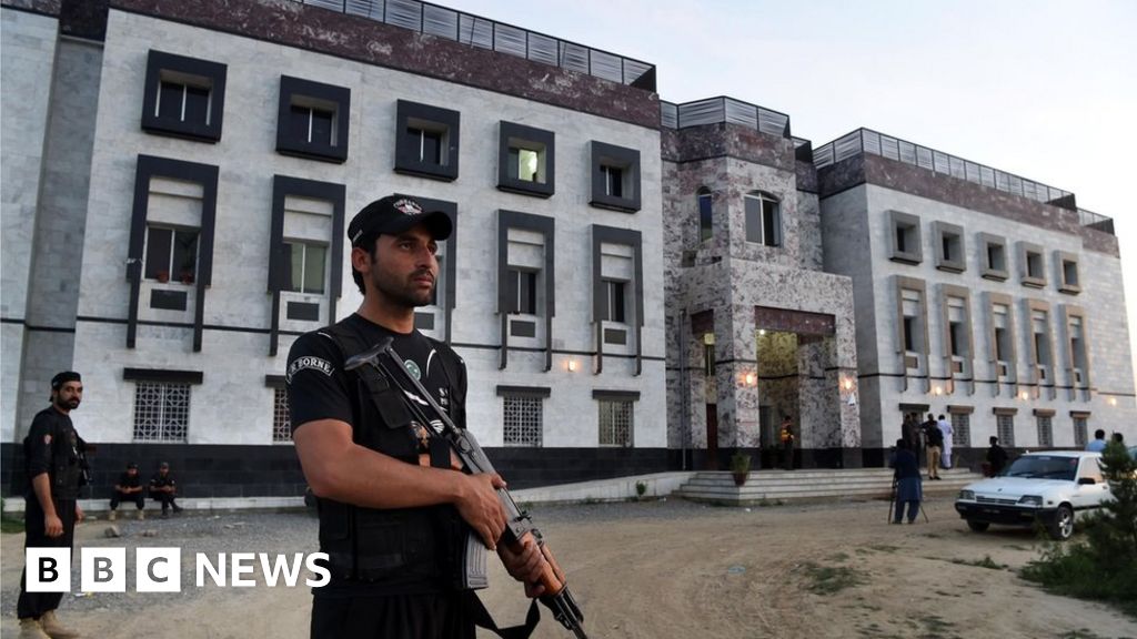 Pakistan student killed over 'blasphemy' on university campus - BBC News