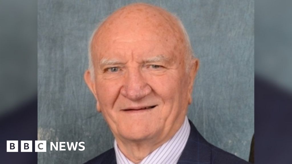 Bridlington by-election date set after death of councillor - BBC News