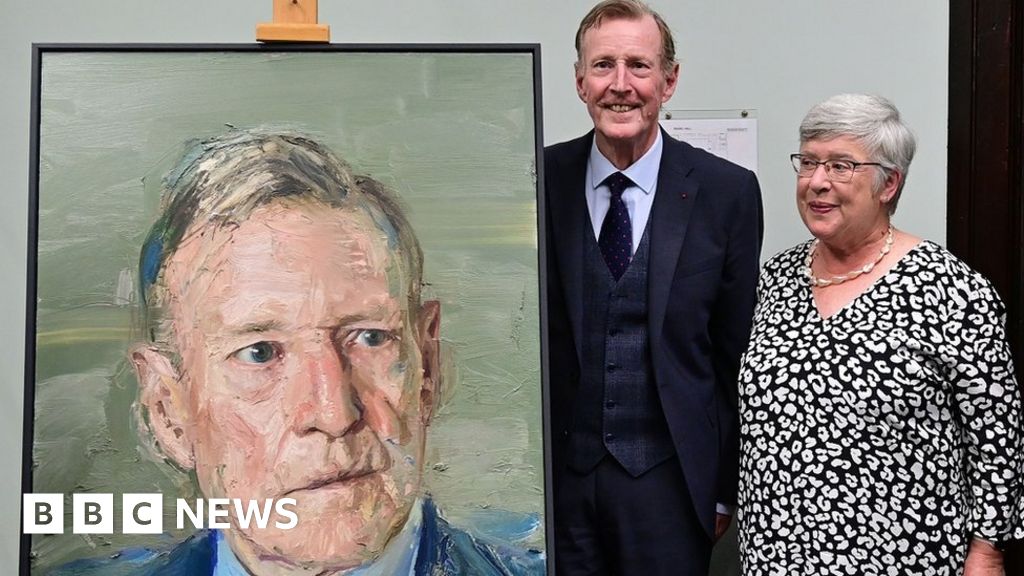 David Trimble portrait unveiled at Queen's University - BBC News