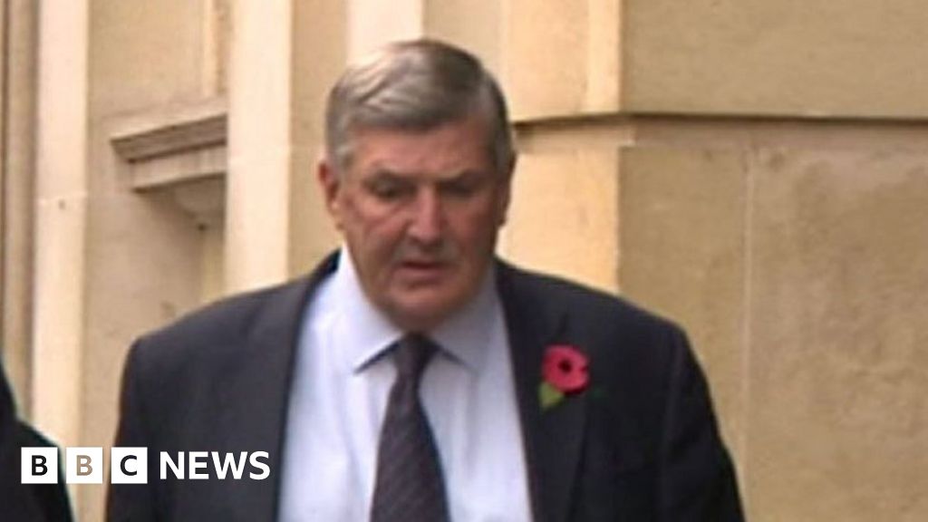 Charles Howeson trial: Navy 'kept quiet on groping officer' - BBC News
