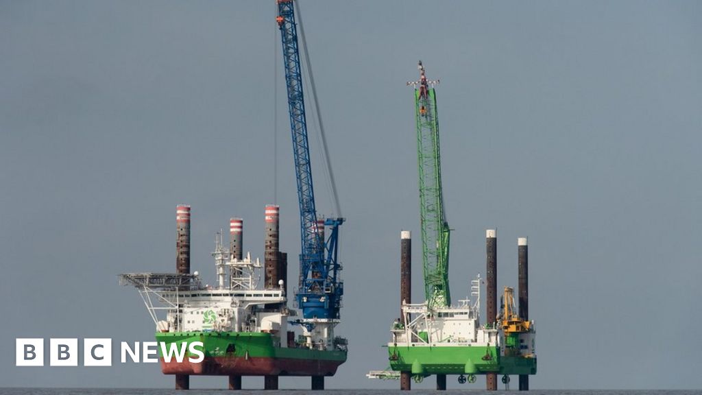 Hinkley Point C: Giant vessels arrive for nuclear power station build - BBC News