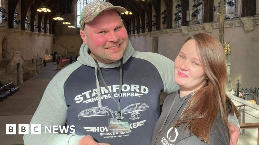Man proposes to girlfriend on House of Commons tour - BBC News