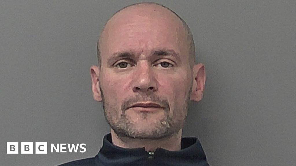 Hull: Man jailed for city centre police chase in stolen car