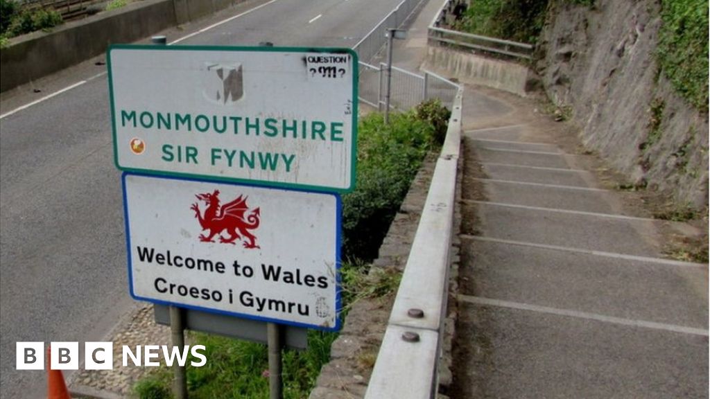 Monmouthshire council in hot water over English-only sign policy - BBC News