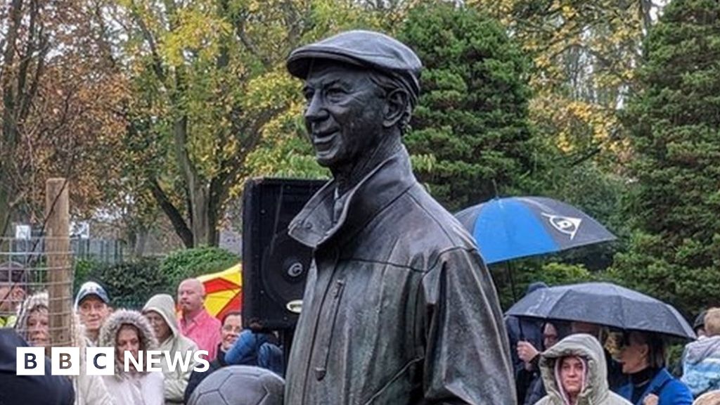 Jack Charlton: Statue of World Cup winner unveiled in Ashington - BBC News