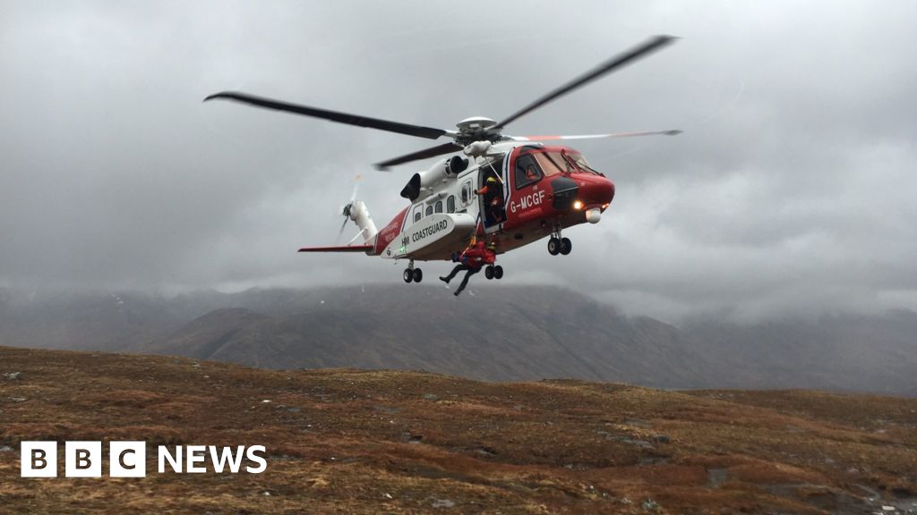 Fallen climber rescued in Cairngorms - BBC News