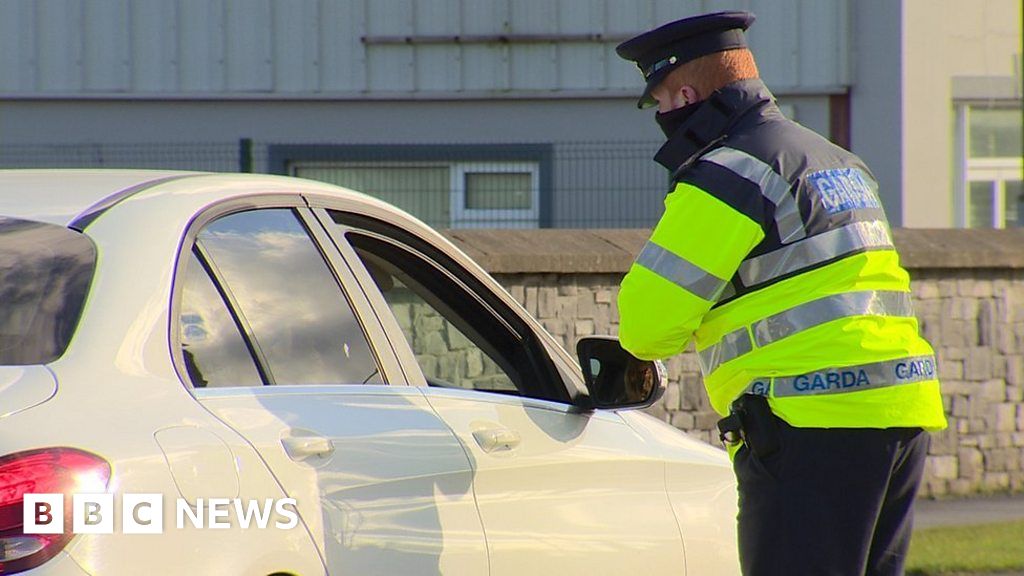 Covid-19: NI drivers face fines for crossing border - BBC News
