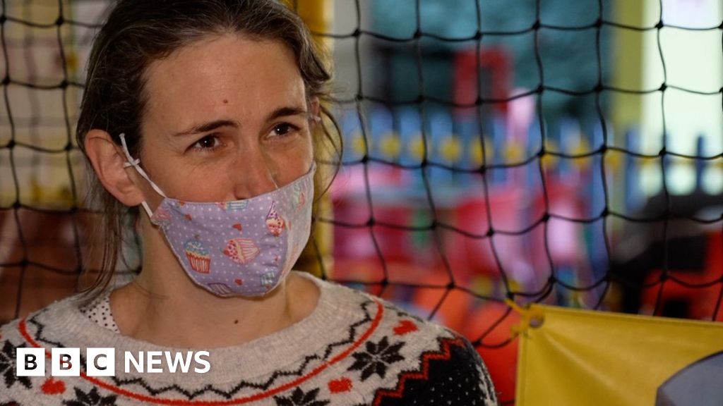 Facemasks: Compulsory rule 'the right thing to do' - BBC News