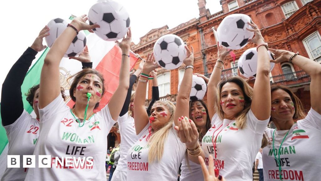Protesters gather in London ahead of World Cup - BBC News