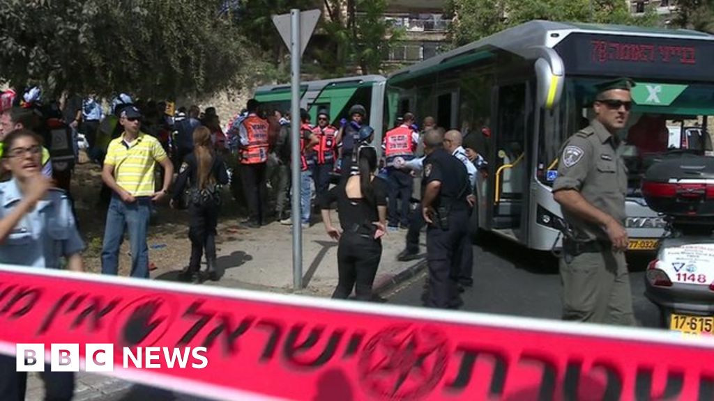 Jerusalem attacks: Three killed as violence escalates - BBC News
