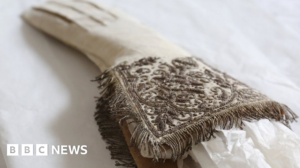 Queen Elizabeth I coronation glove to go on show - BBC News
