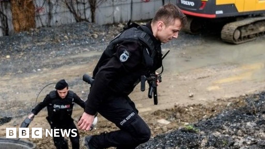 Turkey police kill two 'women militants' amid Istanbul attack - BBC News