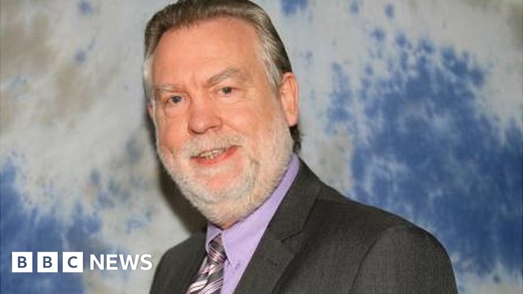 South Ribble Council leader survives no confidence vote - BBC News