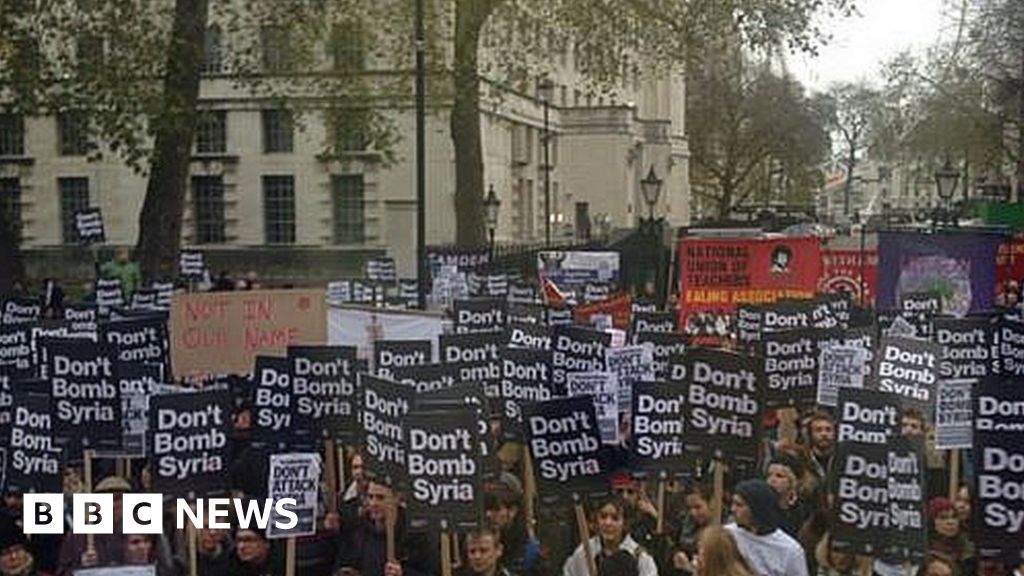 'Don't bomb Syria' protest in London: Your pictures - BBC News