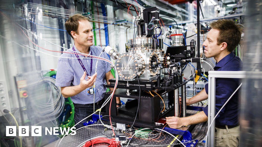 XFEL: UK signs up to super X-ray laser machine - BBC News