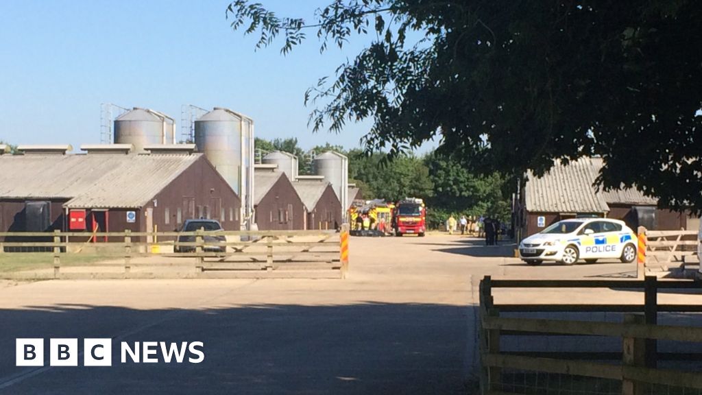 Enstone light aircraft crash causes barn fire - BBC News