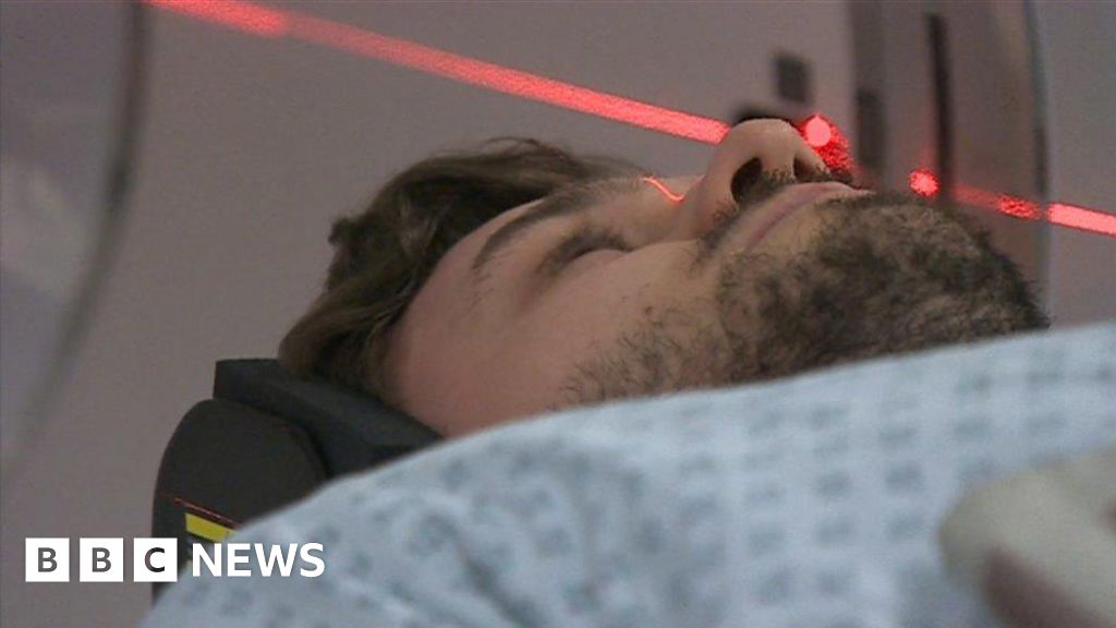 Cardiff and Swansea scan trial targets head cancers - BBC News