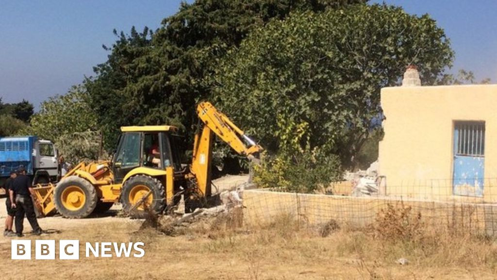 Ben Needham search: Footage captures farmhouse demolition - BBC News