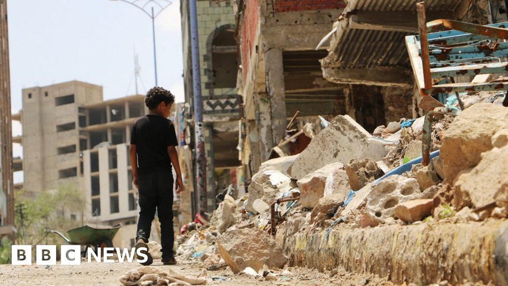 Yemen crisis: Houthi rockets 'kill civilians in Taiz' - BBC News