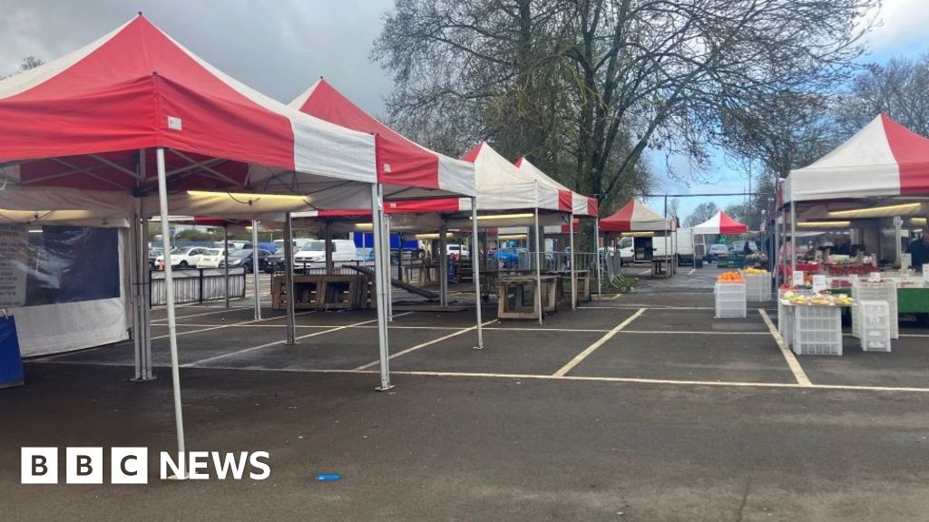 Traders in talks to return to revamped Northampton market - BBC News