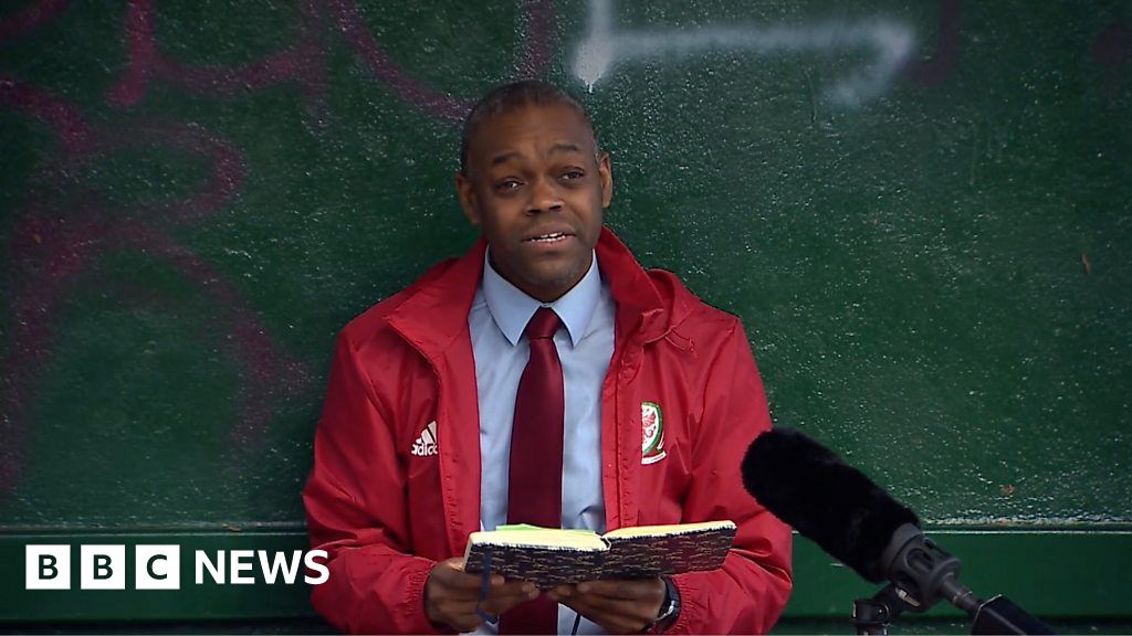 Poet Marvin Thompson 'screamed' after winning national prize - BBC News