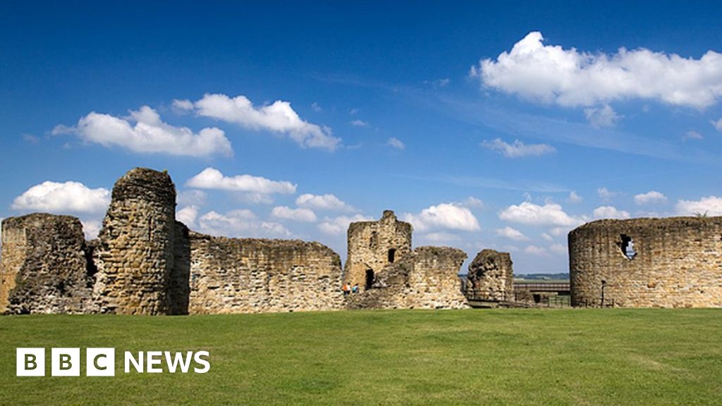 Flint castle: History behind castle chosen for sculpture - BBC News