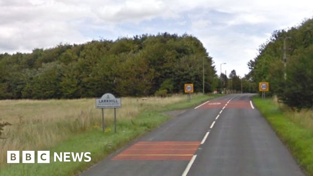 Pedestrian hit by car dies at Wiltshire crash scene - BBC News