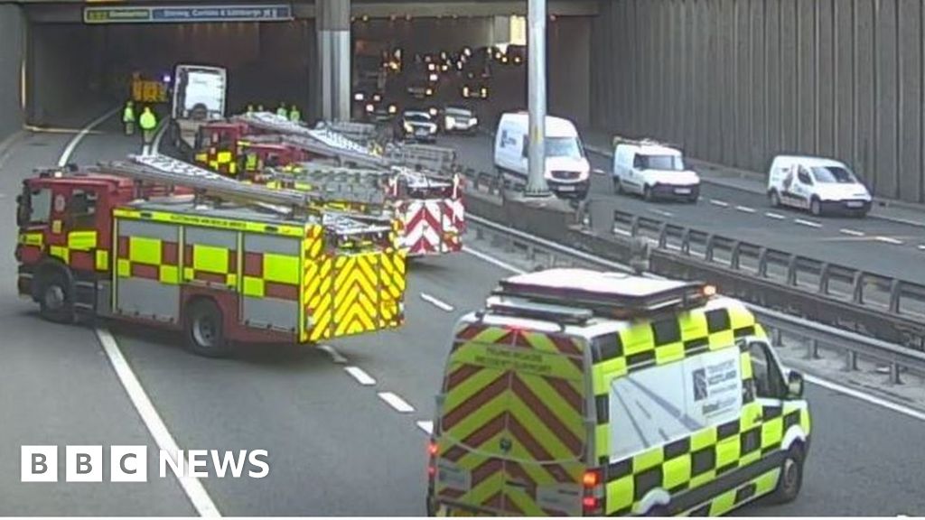 Police make car appeal after M8 crash in Glasgow - BBC News