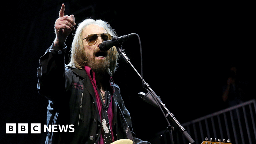 Universal fire: Artists' recording claim dismissed - BBC News