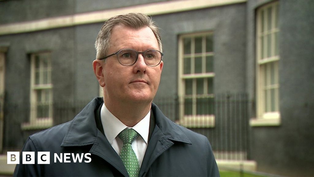 Brexit: DUP issues fresh warning on Stormont's future - BBC News