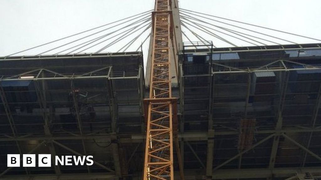 Quarter of Queensferry Crossing bridge deck in place - BBC News