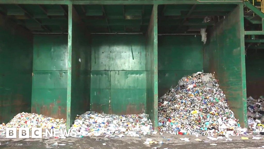 The recycling industry's £2.8bn problem - BBC News