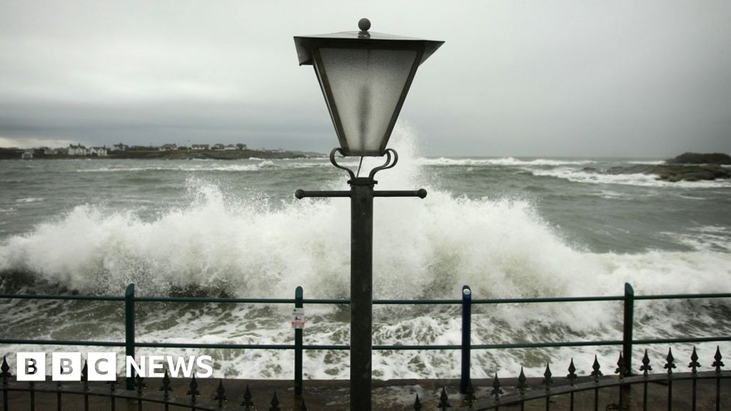 North Wales winds threaten power supplies and travel - BBC News