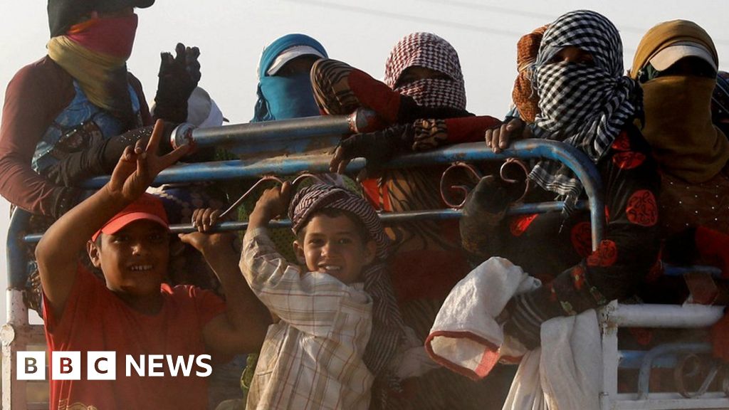 Syria's war has deadliest month this year - monitor group - BBC News