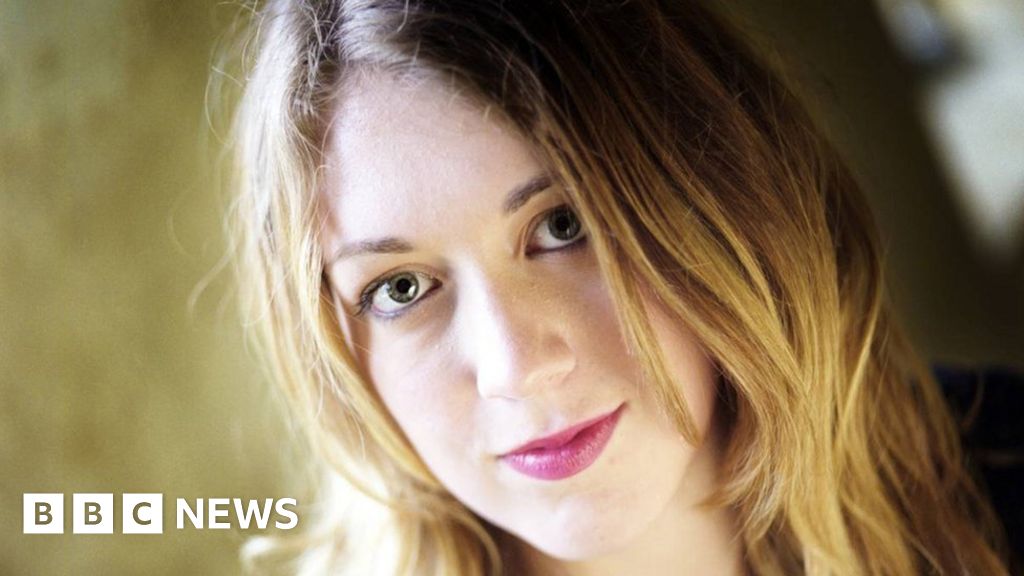 Samantha Shannon wants YA fiction 'snobbery' to end - BBC News